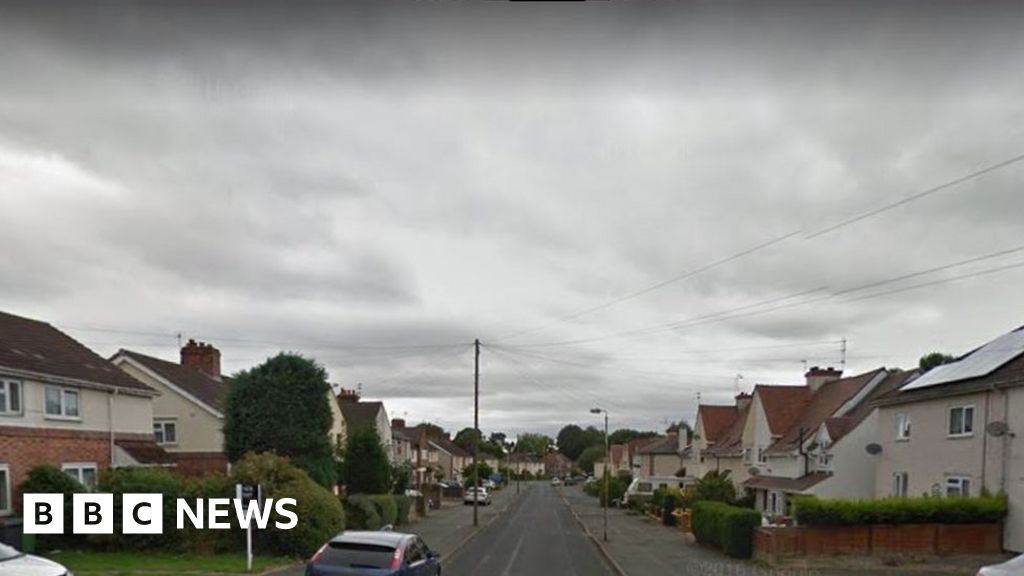 Wolverhampton shooting: Woman, 18, found with gunshot injuries - BBC News