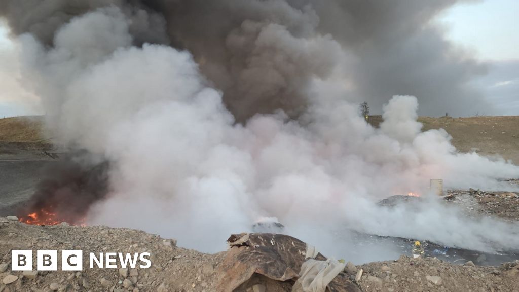Fire breaks out at Compton Bassett landfill site - BBC News
