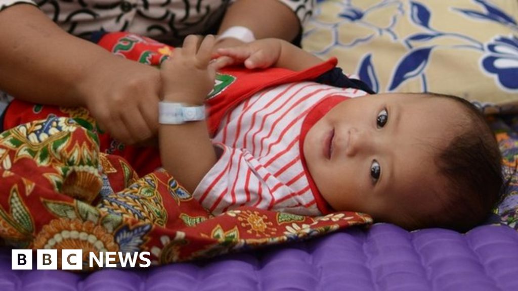 Emergency nursery set up in Indonesian town amid hazardous haze - BBC News