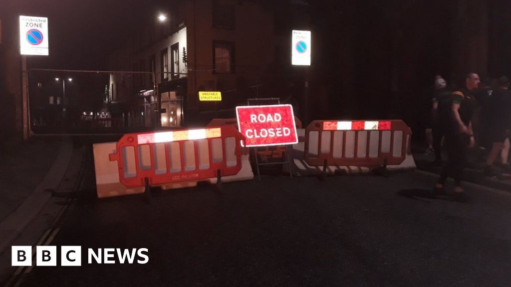 Cocker Bridge closure splits Cockermouth in two - BBC News