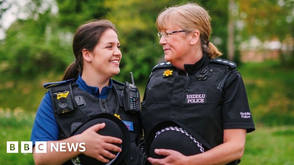 Ch Insp Nicky Carter ends career on patrol with daughter - BBC News