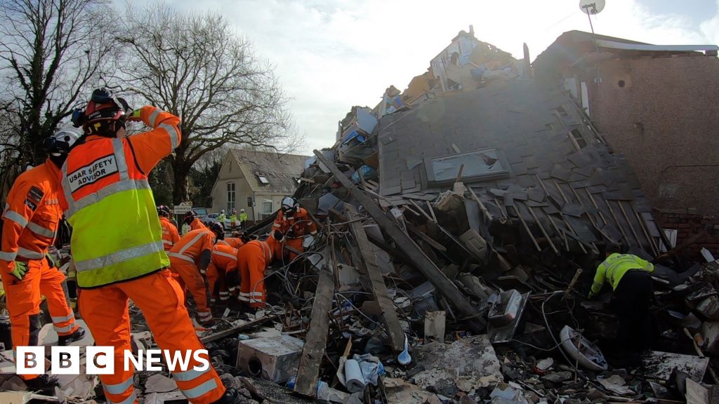 Swansea: Morriston explosion like a film set, say paramedics - BBC News