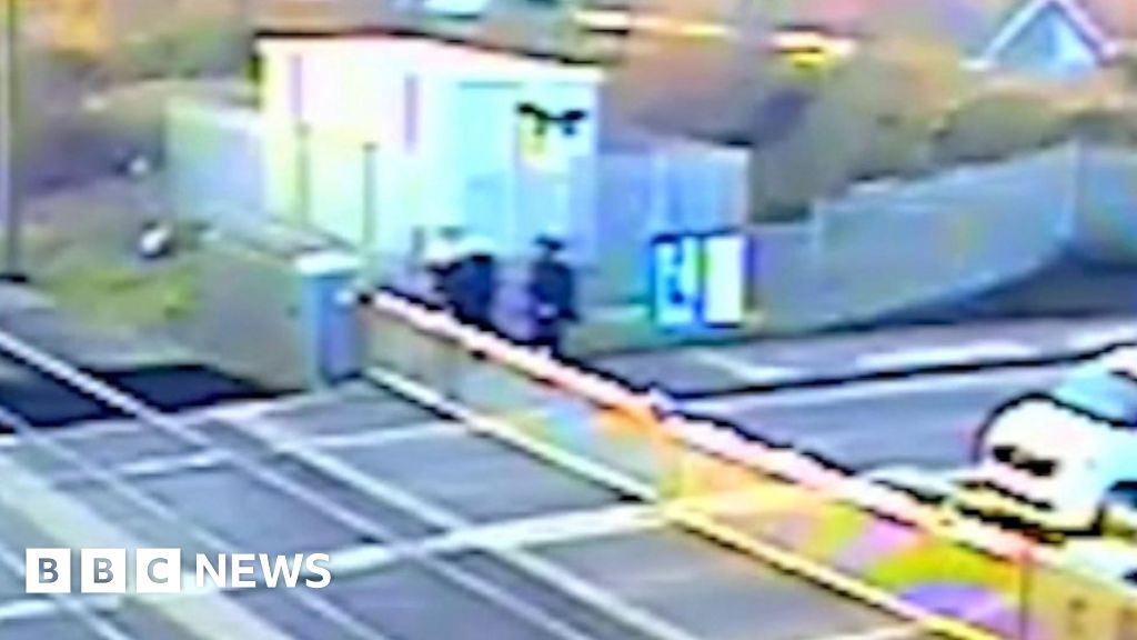 Rossington level crossing CCTV footage shows near-miss - BBC News