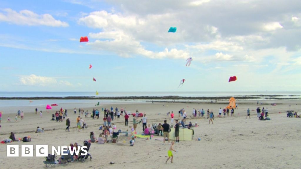 Millisle: Thousands of people attend Ards Peninsula Kite Festival - BBC ...