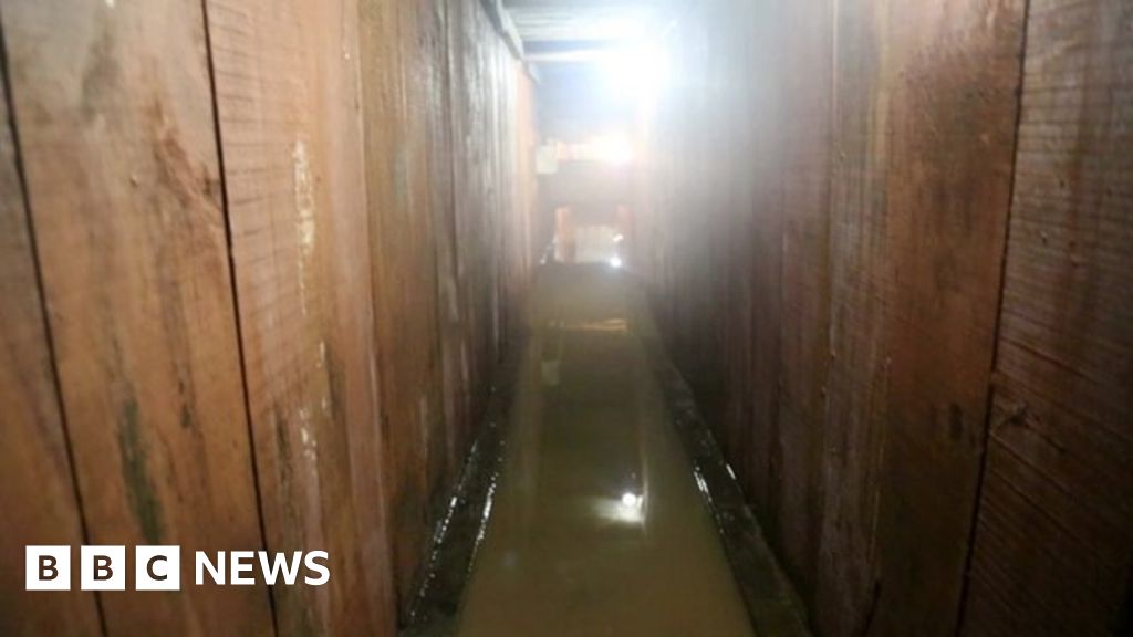 Mexican drug lord El Chapo's 'wardrobe tunnel' - BBC News
