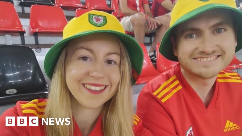 World Cup 2022: Newlyweds watch Wales on honeymoon - BBC News