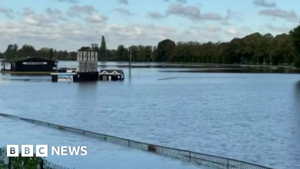 Flood warnings span England stretch of the River Severn - BBC News
