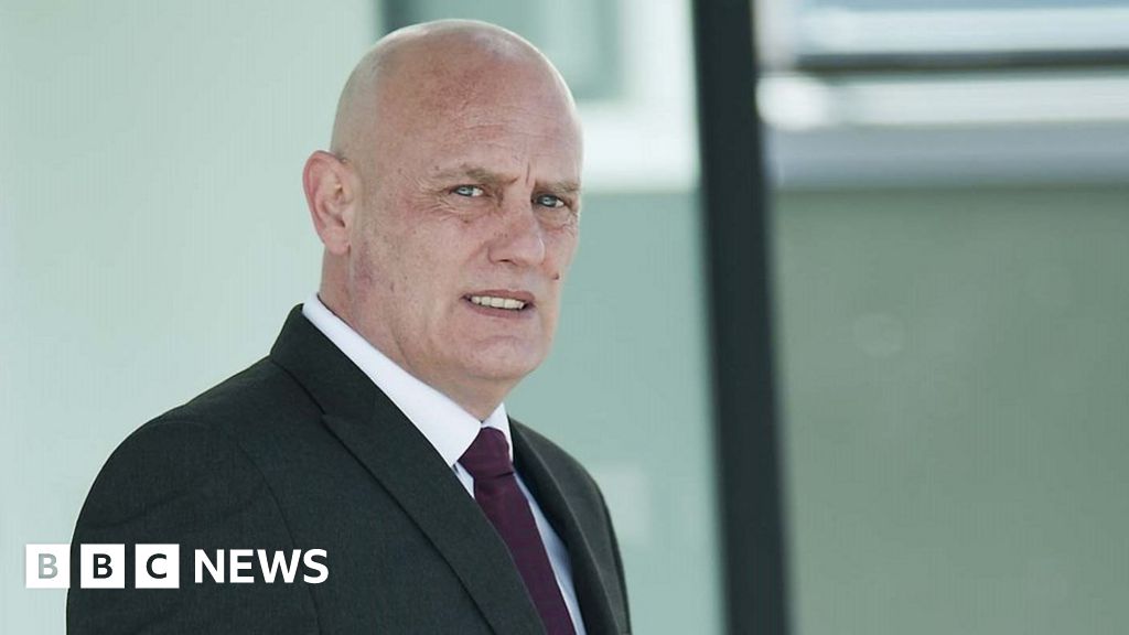 William Stringfellow jailed over 999 magazine scam - BBC News