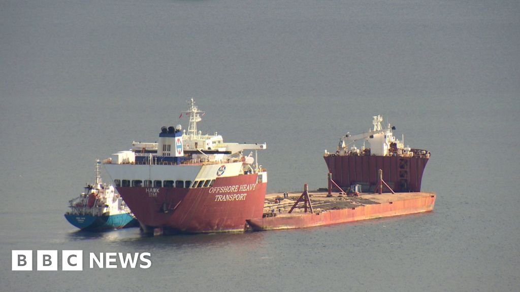 Semi-submersible ship Hawk sets off for Lewis - BBC News