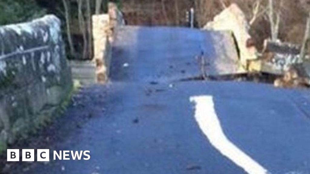 Storm Desmond: Pooley Bridge collapses in Cumbria floods - BBC News