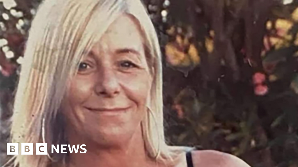 Tributes paid to woman found dead at Hawes campsite - BBC News