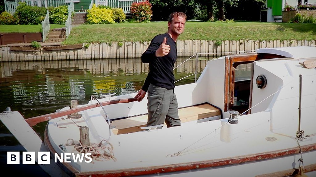 'If the boat sinks I'll still be smiling' - BBC News