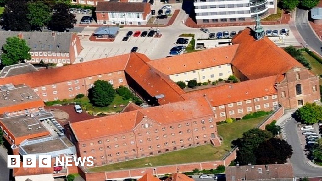 Lovesick teen scales German prison wall to see ex-girlfriend - BBC News