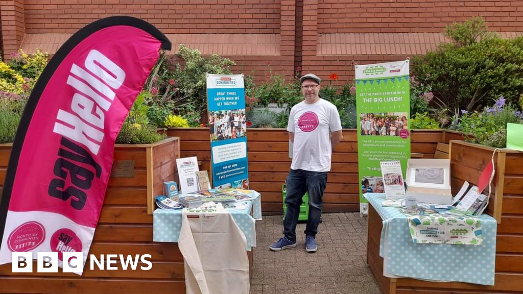 Black Country benches set up to tackle loneliness - BBC News