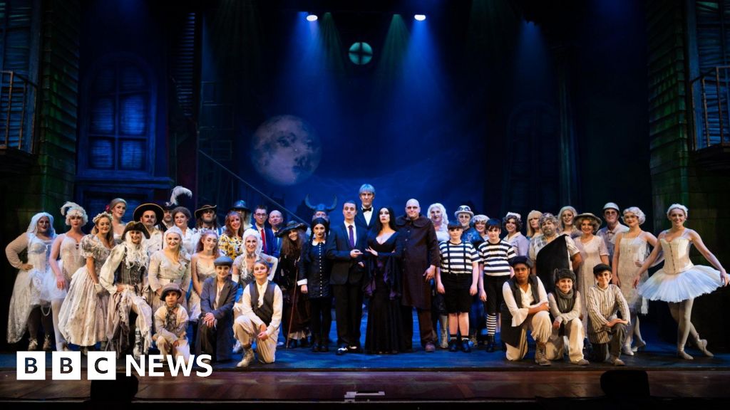 Bournemouth musical theatre group hunts for new rehearsal space - BBC News