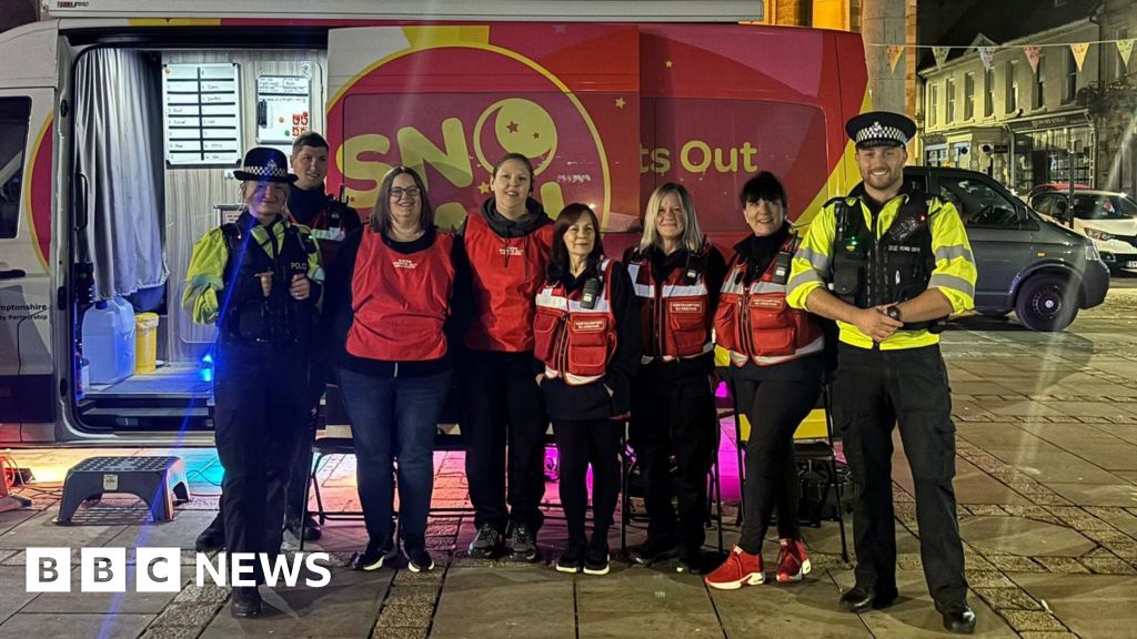 Northampton volunteers support police Christmas safety scheme - BBC News