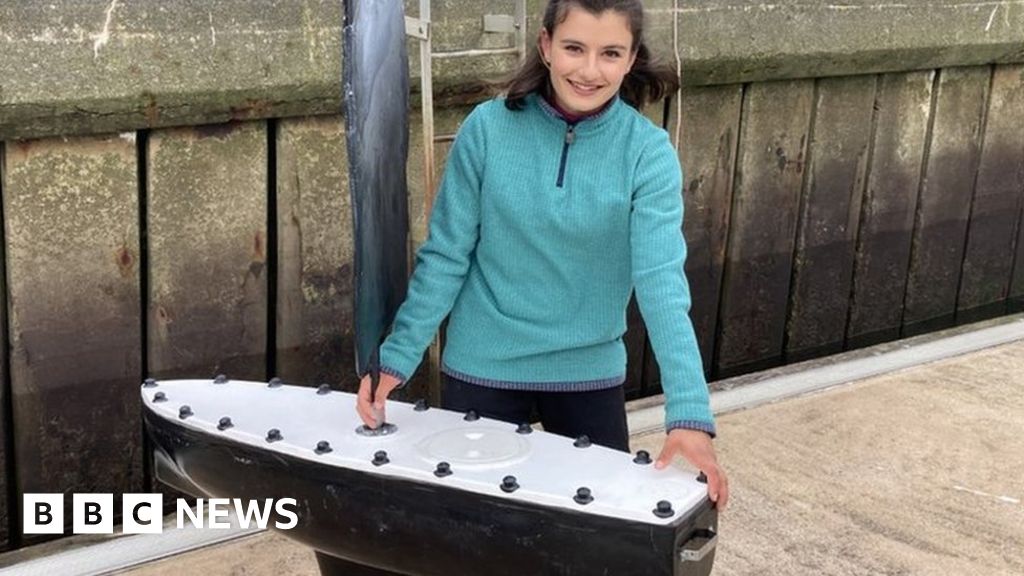Gwynedd: Robot sailboat invention to get sea weather data - BBC News