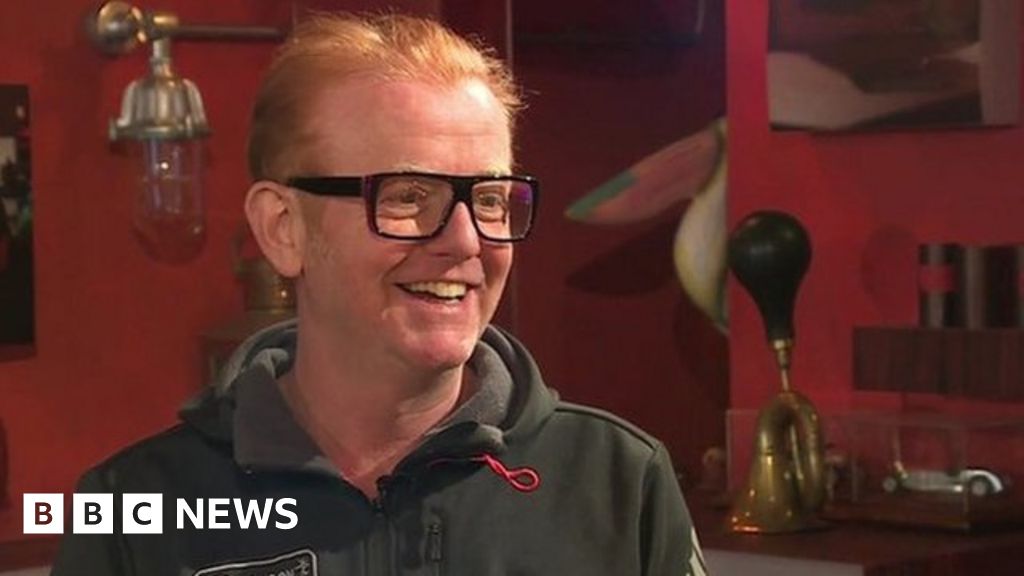 Back to the 90s? TFI Friday returns after 15 years - BBC News
