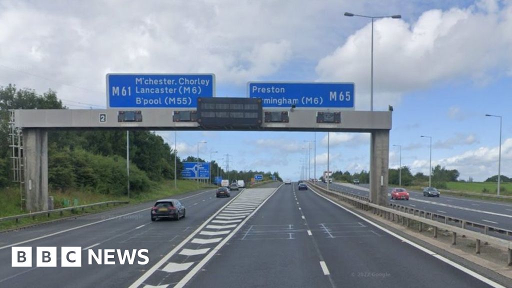 M65 crash: Woman seriously injured on Preston motorway - BBC News