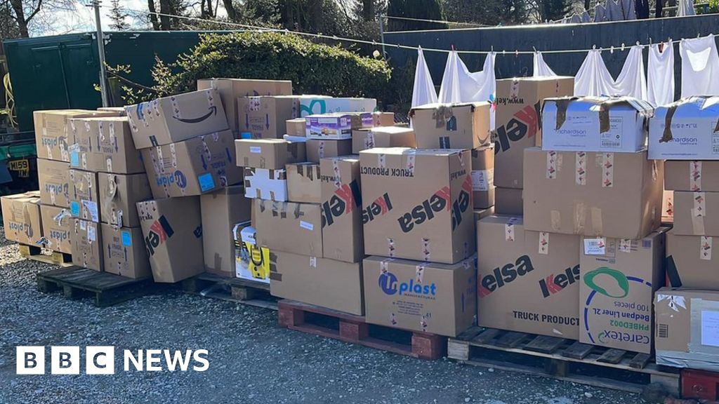 Ukraine: Horse boxes full of supplies head to country's border