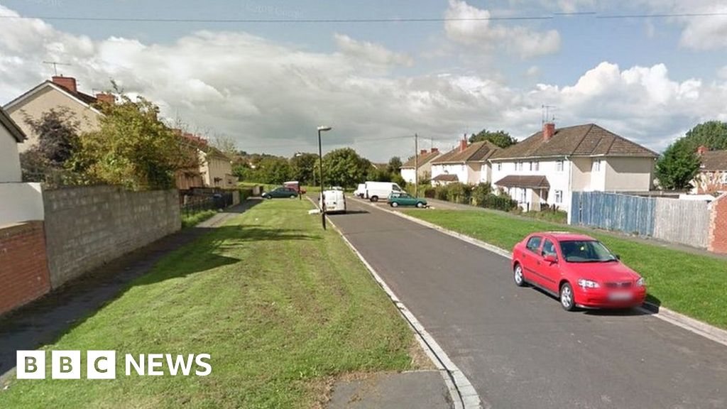 Hartcliffe stabbing: Two arrested after wounded man found - BBC News