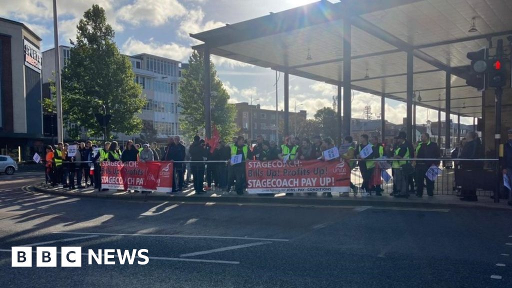 Hull bus strike: Stagecoach and union to resume talks - BBC News