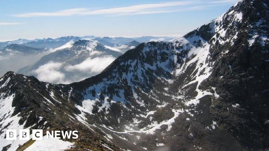 Hillwalker who died in ridge fall named as Steven Fogg - BBC News