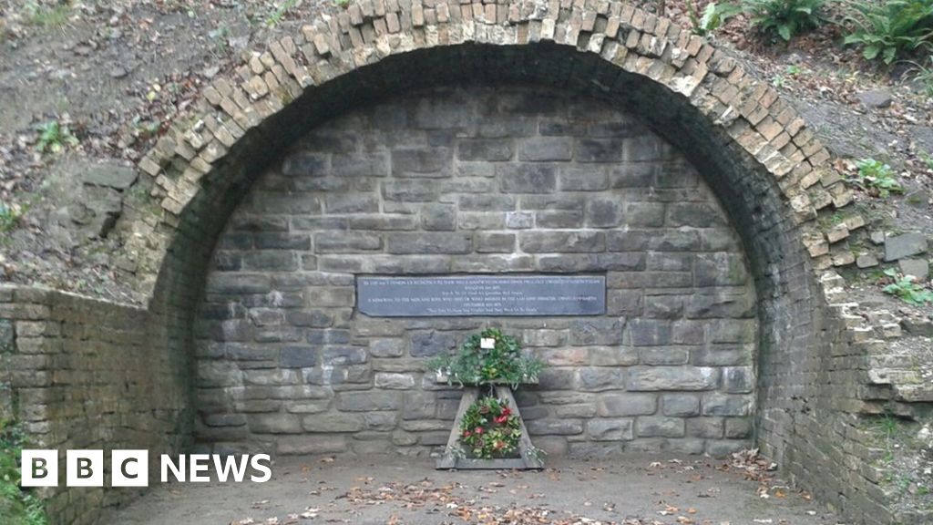 Wreath laid in Gwaelod-y-Garth for 1875 Llan blast victims - BBC News