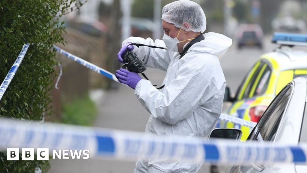 Worthing murder probe after two found dead in house - BBC News