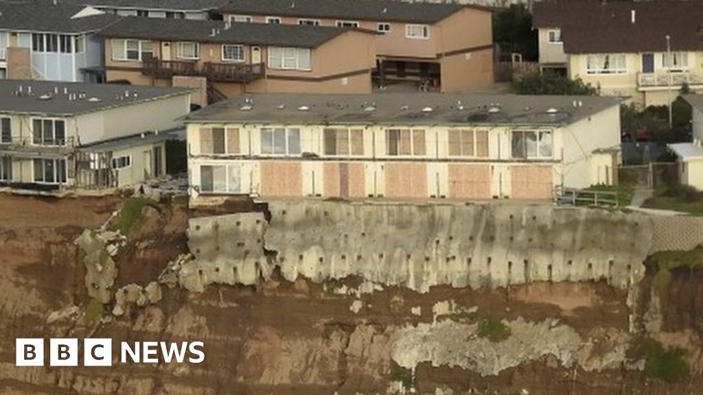 US coastal homes in perilous position - BBC News