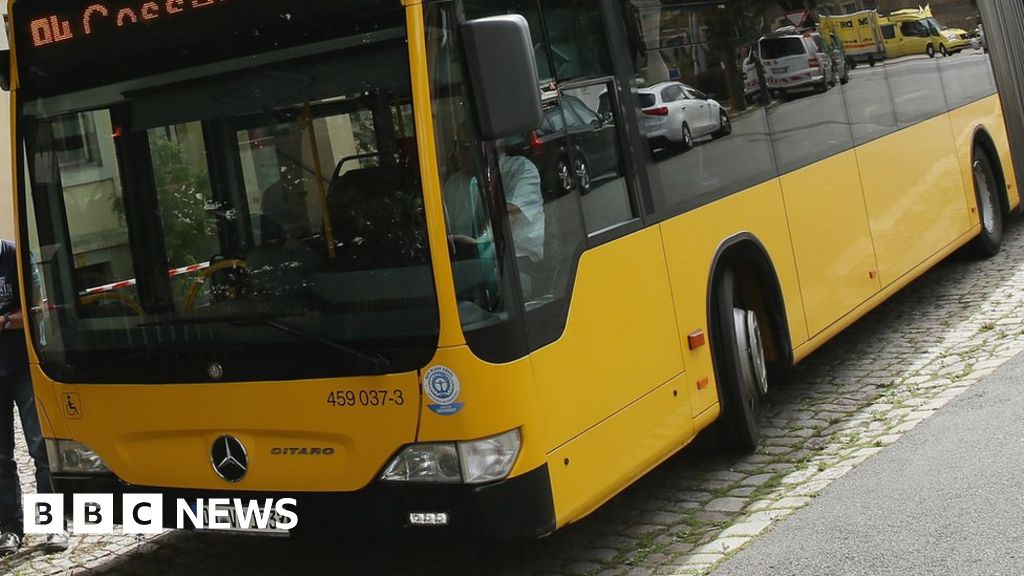 Germany: Bus driver's migrant speech goes viral - BBC News