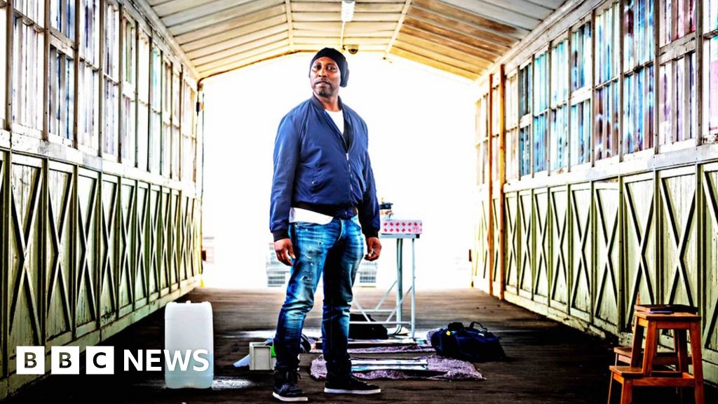 The artist making a home for Windrush in Tilbury - BBC News