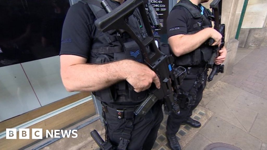 East Midlands police collaboration criticised in review - BBC News