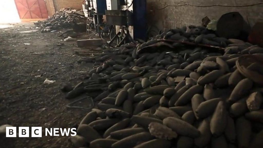 Mosul battle: Inside an IS mortar factory - BBC News