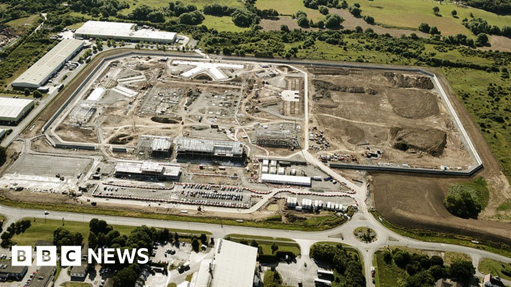 HM Prison Berwyn, Wrexham 'brings economy of new town' - BBC News