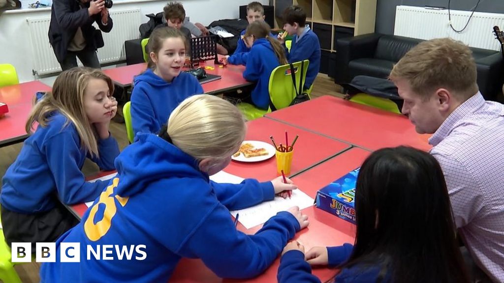 Barry primary pupils give thumbs up to longer school days - BBC News