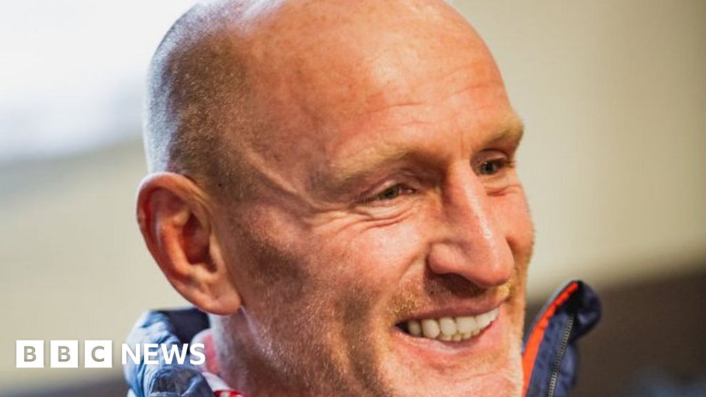 Gareth Thomas named as Brighton Half Marathon official starter - BBC News