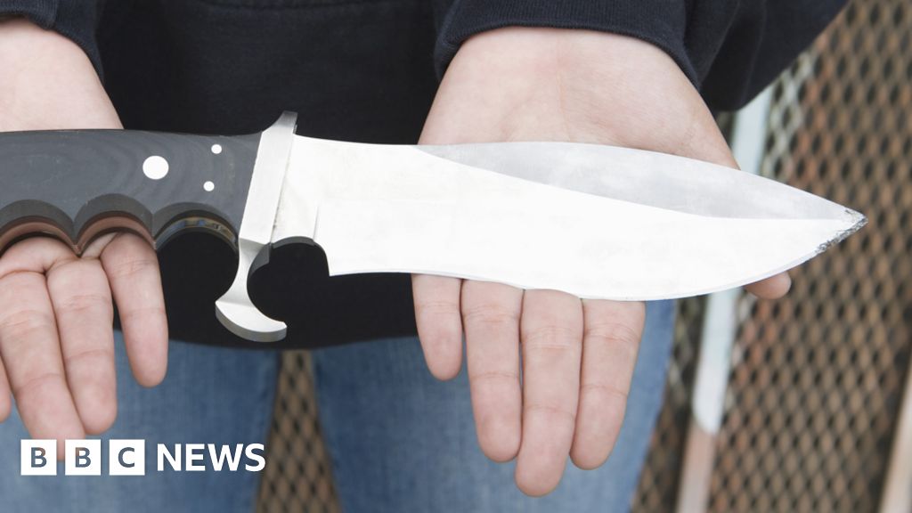 'Carrying a knife is like putting on your socks' - BBC News