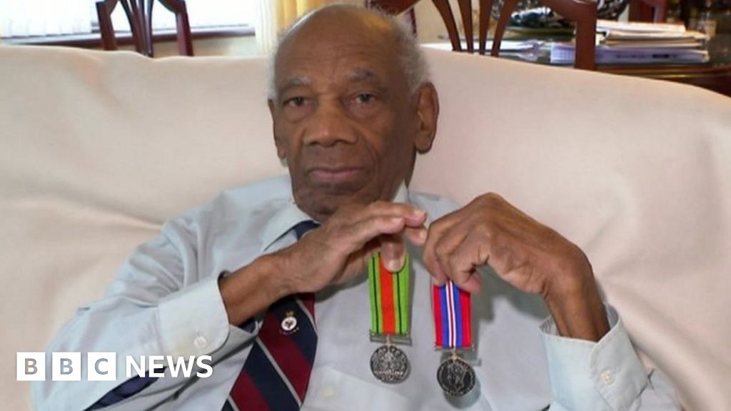 WW2 RAF veteran from Knowle finally receives medals - BBC News