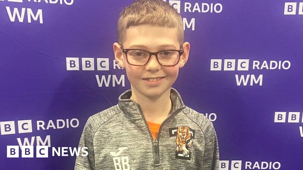 Ice hockey dream for Wolverhampton boy with rare condition - BBC News
