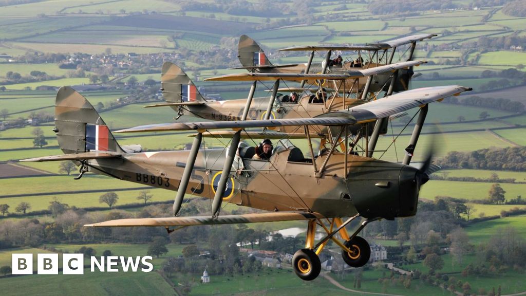 Tiger Moth planes to drop poppies on Bovington Tank Museum - BBC News