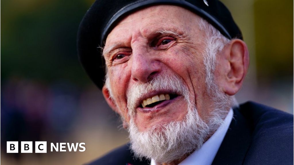 Joe Cattini: D-Day veteran dies months after 100th birthday - BBC News