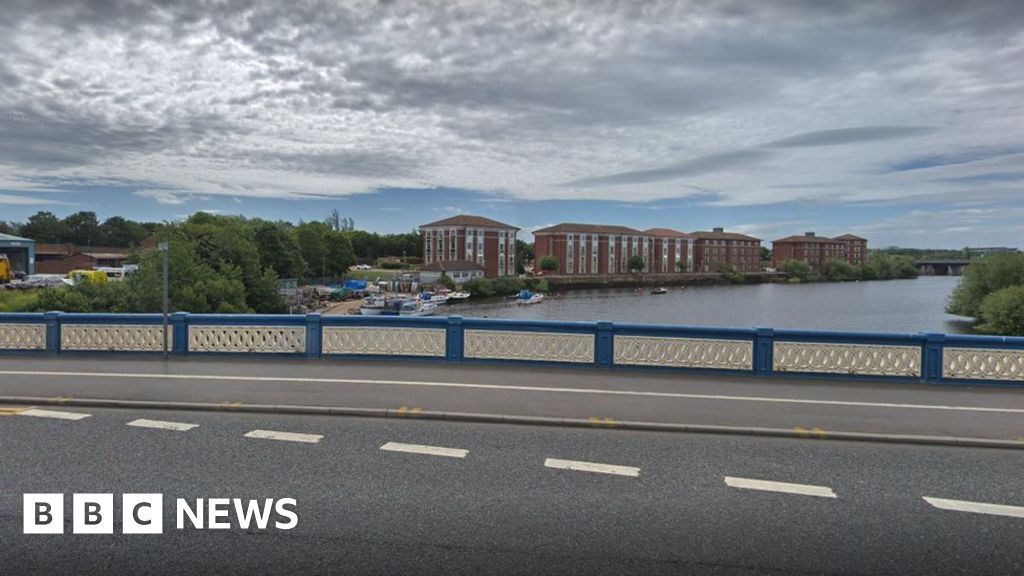 Man dies after being hit by bus on Stockton's Victoria Bridge - BBC News