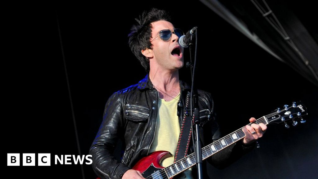 Stereophonics play Swansea 20 years after Morfa Stadium gig - BBC News