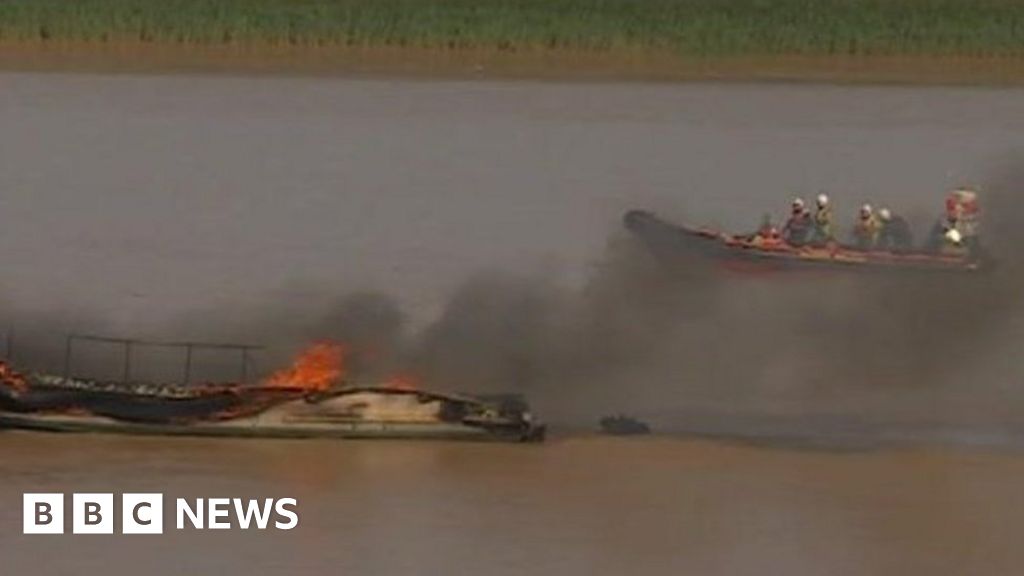 Humberside Fire Authority's sea response team under threat - BBC News