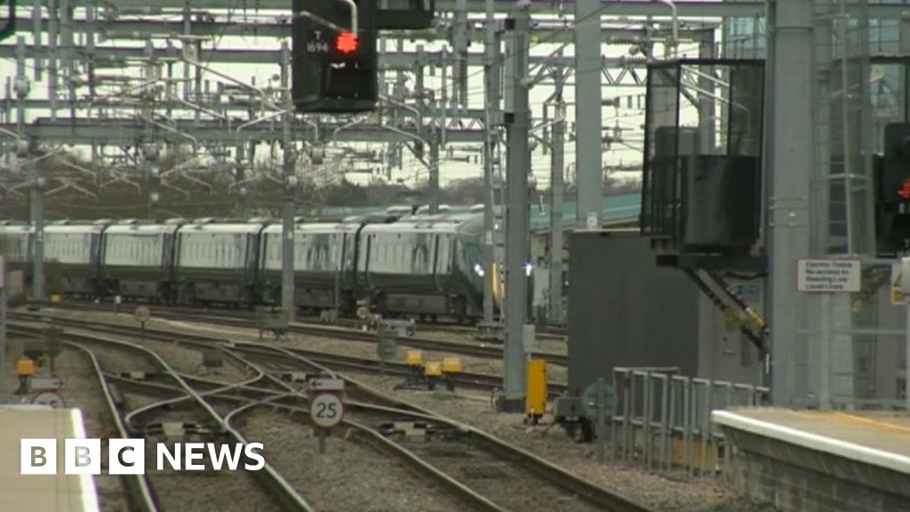 Heathrow rail link to be delayed by up to two years - BBC News