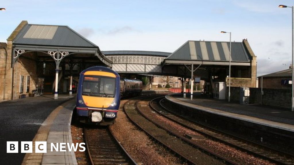 Men sought over racist remarks and assault on train - BBC News