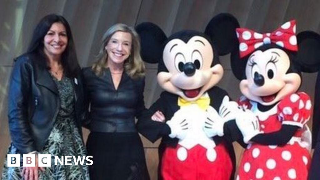 Trump Paris jibe: Mayor uses Mickey Mouse to fight back - BBC News