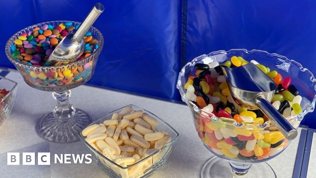 Sweet packets driven from Somerset to Ukrainian refugees - BBC News