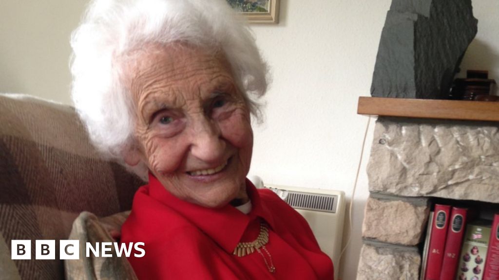 Rhona Weir, widow of broadcaster Tom Weir, dies - BBC News